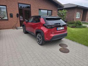 Red Toyota Yaris Cross 2022 in Kaunas, with an engine capacity of 1.49 L and mileage of 33 thousand km for 25000 €, photo 3 on AUTOMOTO.COM.LV