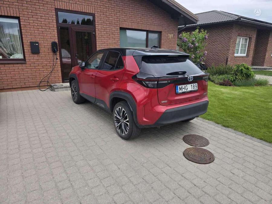 Red Toyota Yaris Cross 2022 in Kaunas, with an engine capacity of 1.49 L and mileage of 33 thousand km for 25000 €, photo 3 on AUTOMOTO.COM.LV