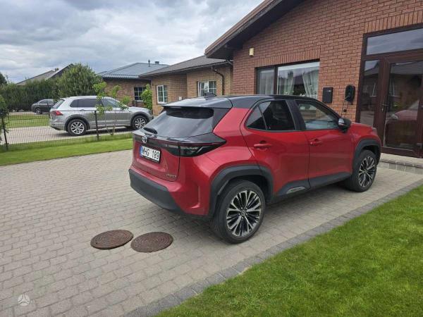 Sarkans Toyota Yaris Cross 2022 Kauņa, ar dzinēja tilpumu 1.49 L un nobraukumu 33 tūkst. km par 25000 €, foto 3 vietnē AUTOMOTO.COM.LV