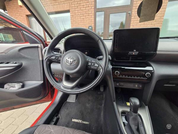 Sarkans Toyota Yaris Cross 2022 Kauņa, ar dzinēja tilpumu 1.49 L un nobraukumu 33 tūkst. km par 25000 €, foto 6 vietnē AUTOMOTO.COM.LV