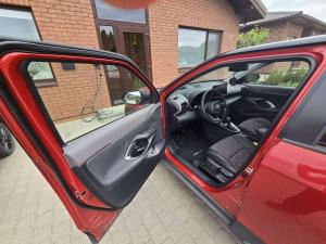 Red Toyota Yaris Cross 2022 in Kaunas, with an engine capacity of 1.49 L and mileage of 33 thousand km for 25000 €, photo 8 on AUTOMOTO.COM.LV