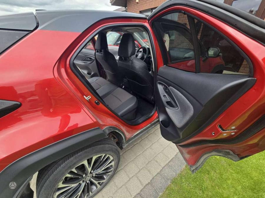 Red Toyota Yaris Cross 2022 in Kaunas, with an engine capacity of 1.49 L and mileage of 33 thousand km for 25000 €, photo 11 on AUTOMOTO.COM.LV