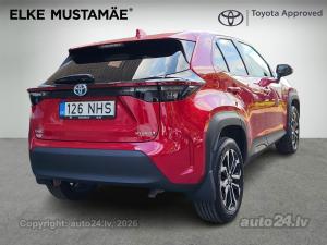 Red Toyota Yaris Cross 2022 in Tallinn, with an engine capacity of 1.49 L and mileage of 30 thousand km for 21995 €, photo 3 on AUTOMOTO.COM.LV