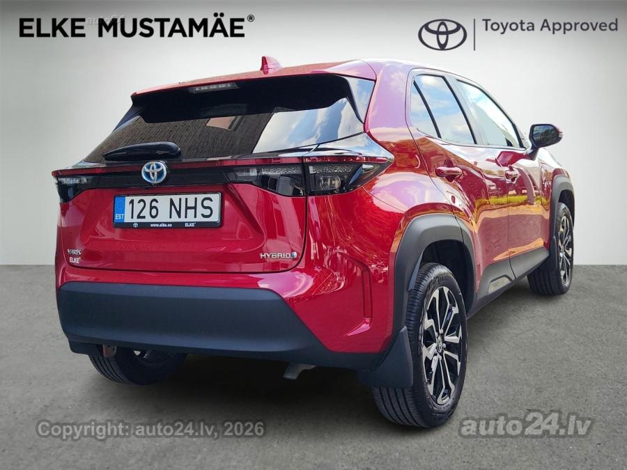 Red Toyota Yaris Cross 2022 in Tallinn, with an engine capacity of 1.49 L and mileage of 30 thousand km for 21995 €, photo 3 on AUTOMOTO.COM.LV