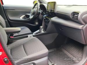 Red Toyota Yaris Cross 2022 in Tallinn, with an engine capacity of 1.49 L and mileage of 30 thousand km for 21995 €, photo 7 on AUTOMOTO.COM.LV