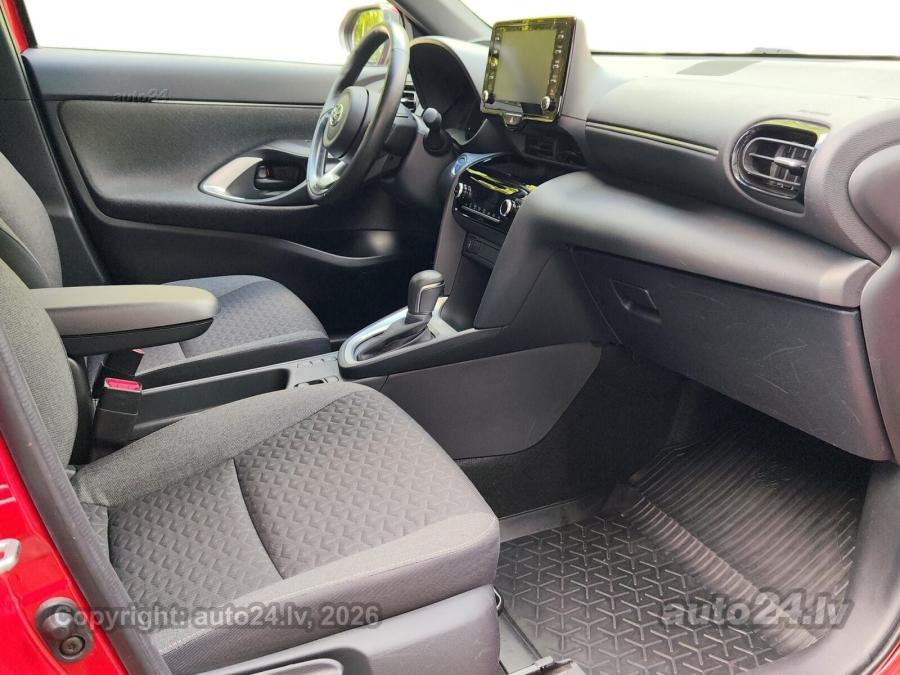 Red Toyota Yaris Cross 2022 in Tallinn, with an engine capacity of 1.49 L and mileage of 30 thousand km for 21995 €, photo 7 on AUTOMOTO.COM.LV