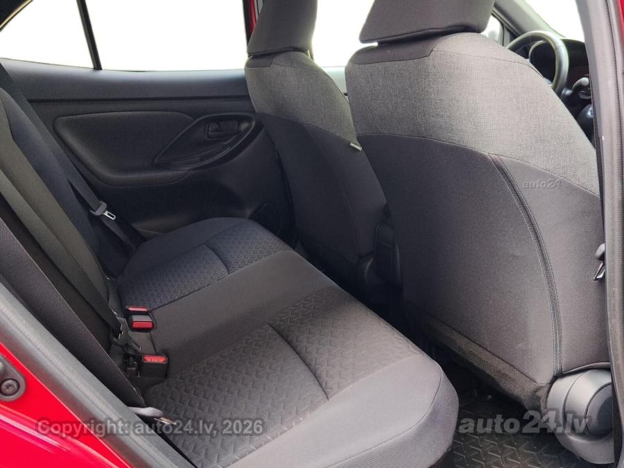 Red Toyota Yaris Cross 2022 in Tallinn, with an engine capacity of 1.49 L and mileage of 30 thousand km for 21995 €, photo 8 on AUTOMOTO.COM.LV
