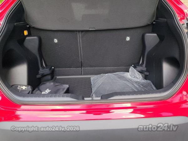 Красный Тойота Yaris Cross 2022 в Таллин, объемом двигателя 1.49 л и пробегом 30 тыс. км за 21995 €, фото 10 на AUTOMOTO.COM.LV