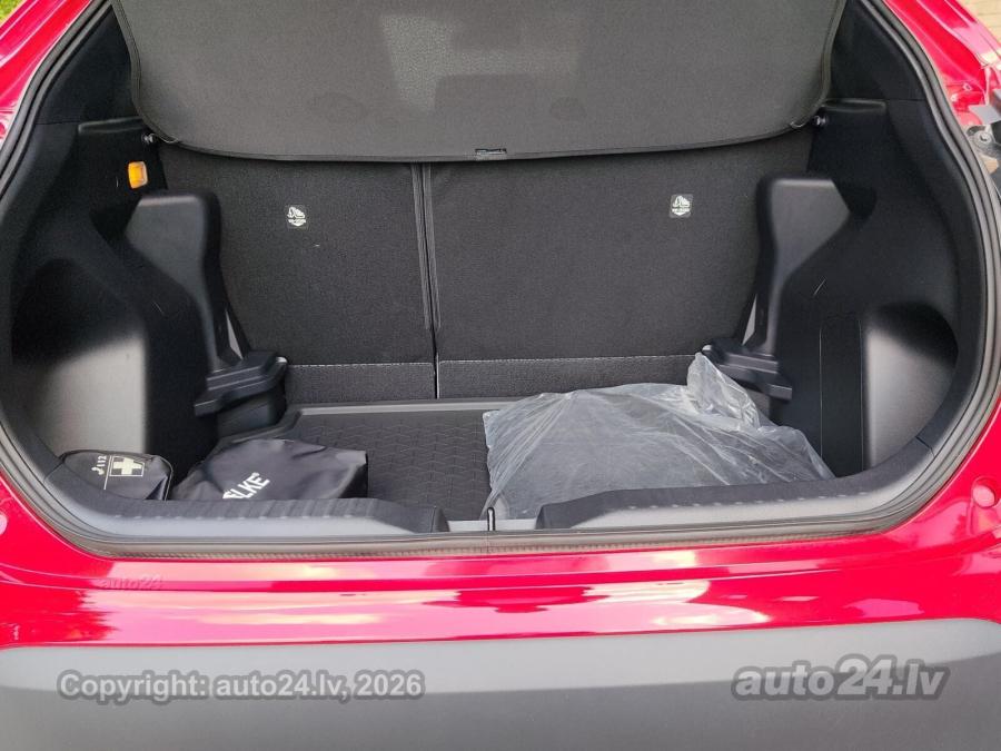 Red Toyota Yaris Cross 2022 in Tallinn, with an engine capacity of 1.49 L and mileage of 30 thousand km for 21995 €, photo 11 on AUTOMOTO.COM.LV