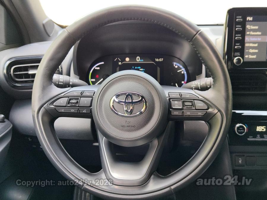 Red Toyota Yaris Cross 2022 in Tallinn, with an engine capacity of 1.49 L and mileage of 30 thousand km for 21995 €, photo 13 on AUTOMOTO.COM.LV