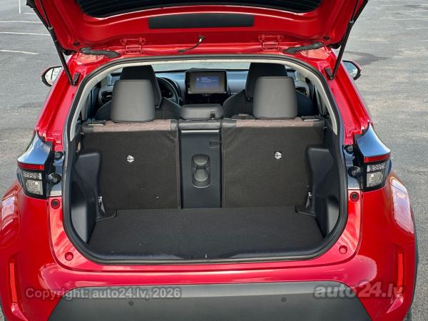 Красный Тойота Yaris Cross 2024 в Таллин, объемом двигателя 1.50 л и пробегом 25 тыс. км за 24690 €, фото 7 на AUTOMOTO.COM.LV