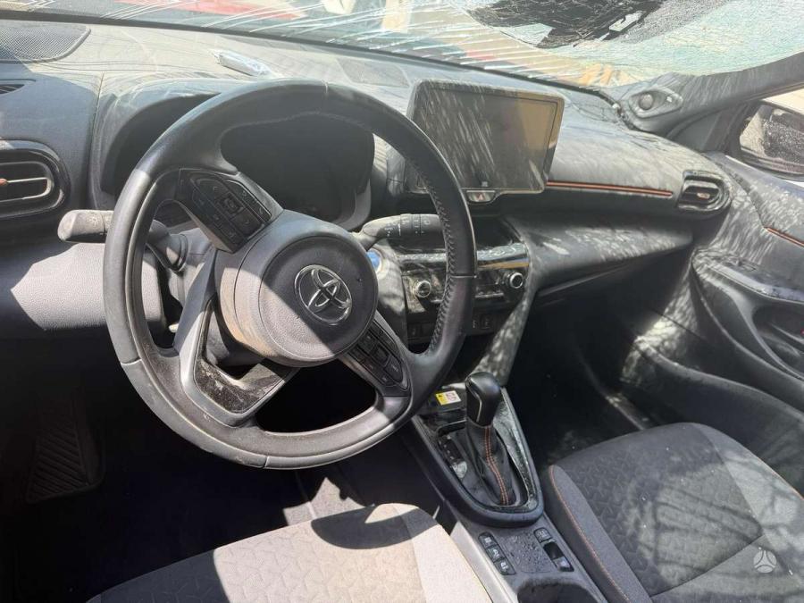 Red Toyota Yaris Cross 2023 in Vilnius, with an engine capacity of 1.50 L and mileage of 72 thousand km for 8300 €, photo 6 on AUTOMOTO.COM.LV
