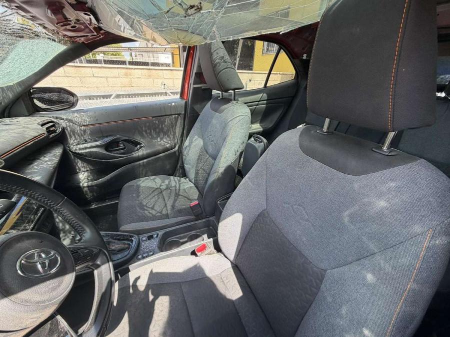 Red Toyota Yaris Cross 2023 in Vilnius, with an engine capacity of 1.50 L and mileage of 72 thousand km for 8300 €, photo 9 on AUTOMOTO.COM.LV
