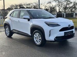 White Toyota Yaris Cross 2021 in Vilnius, with an engine capacity of 1.49 L and mileage of 161 thousand km for 16950 €, photo  on AUTOMOTO.COM.LV