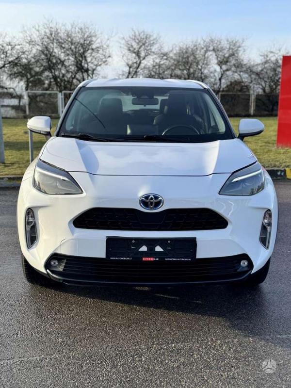Balts Toyota Yaris Cross 2021 Viļņa, ar dzinēja tilpumu 1.49 L un nobraukumu 161 tūkst. km par 16950 €, foto 3 vietnē AUTOMOTO.COM.LV