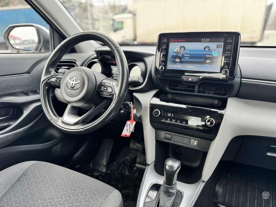 Balts Toyota Yaris Cross 2021 Viļņa, ar dzinēja tilpumu 1.49 L un nobraukumu 161 tūkst. km par 16350 €, foto 17 vietnē AUTOMOTO.COM.LV