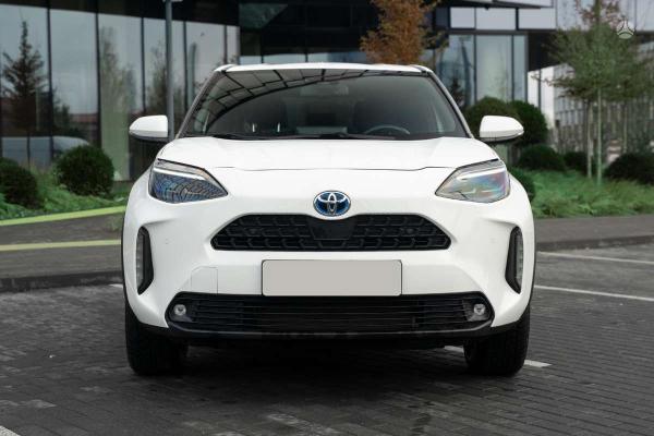 White Toyota Yaris Cross 2021 in Vilnius, with an engine capacity of 1.49 L and mileage of 33 thousand km for 18800 €, photo 1 on AUTOMOTO.COM.LV