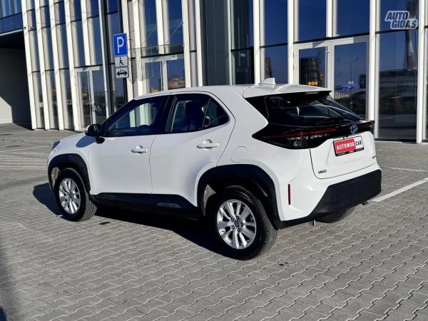 White Toyota Yaris Cross 2021 in Vilnius, with an engine capacity of 1.50 L and mileage of 163 thousand km for 15650 €, photo 8 on AUTOMOTO.COM.LV