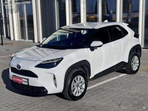 White Toyota Yaris Cross 2021 in Vilnius, with an engine capacity of 1.50 L and mileage of 163 thousand km for 16150 €, photo 3 on AUTOMOTO.COM.LV