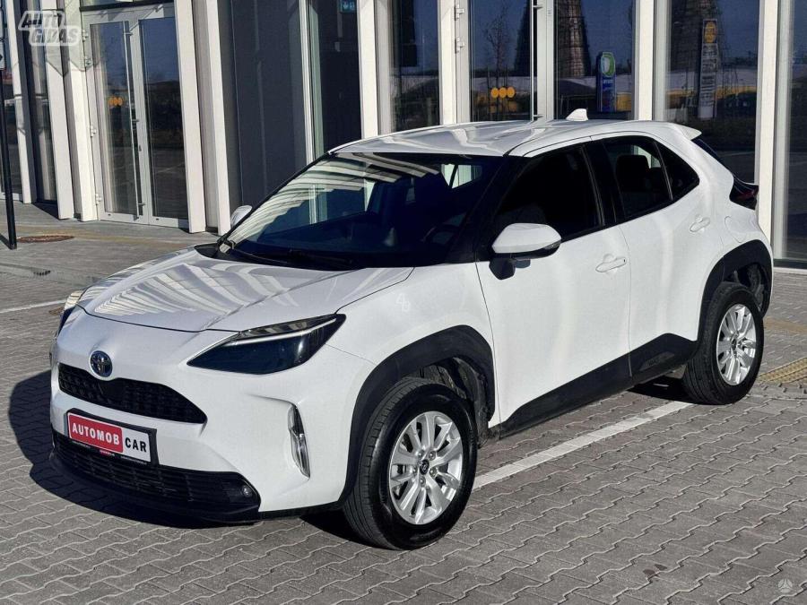 White Toyota Yaris Cross 2021 in Vilnius, with an engine capacity of 1.50 L and mileage of 163 thousand km for 16150 €, photo 3 on AUTOMOTO.COM.LV