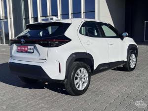 White Toyota Yaris Cross 2021 in Vilnius, with an engine capacity of 1.50 L and mileage of 163 thousand km for 16150 €, photo 10 on AUTOMOTO.COM.LV