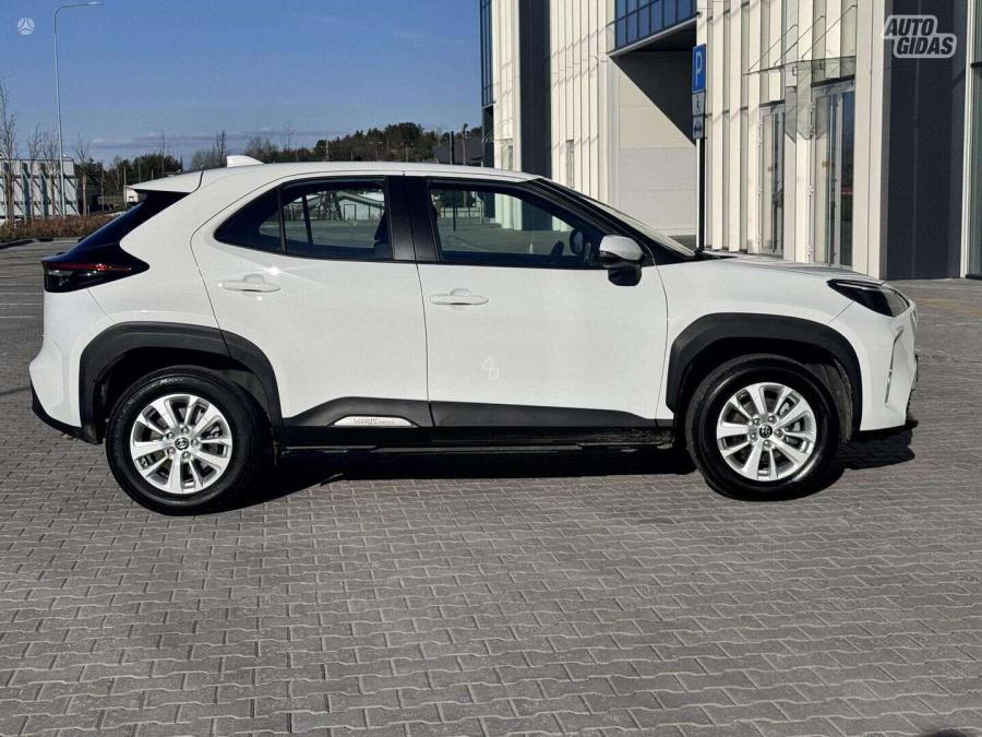 White Toyota Yaris Cross 2021 in Vilnius, with an engine capacity of 1.50 L and mileage of 163 thousand km for 16150 €, photo 11 on AUTOMOTO.COM.LV