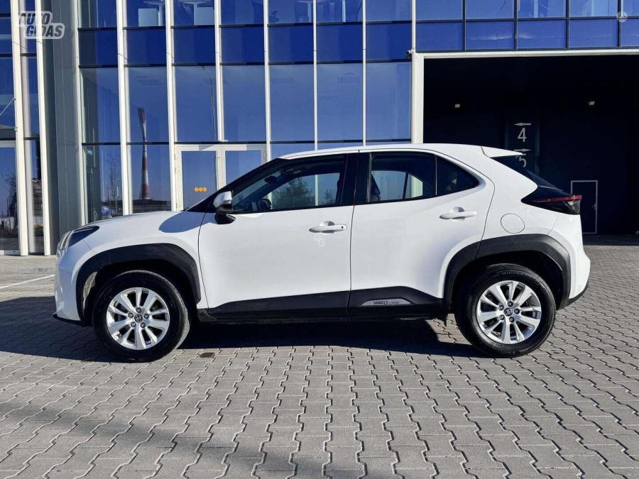 White Toyota Yaris Cross 2021 in Vilnius, with an engine capacity of 1.50 L and mileage of 163 thousand km for 16150 €, photo 12 on AUTOMOTO.COM.LV