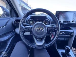 White Toyota Yaris Cross 2021 in Vilnius, with an engine capacity of 1.50 L and mileage of 163 thousand km for 16150 €, photo 13 on AUTOMOTO.COM.LV