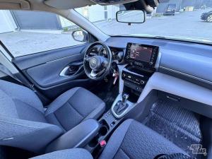 White Toyota Yaris Cross 2021 in Vilnius, with an engine capacity of 1.50 L and mileage of 163 thousand km for 16150 €, photo 20 on AUTOMOTO.COM.LV
