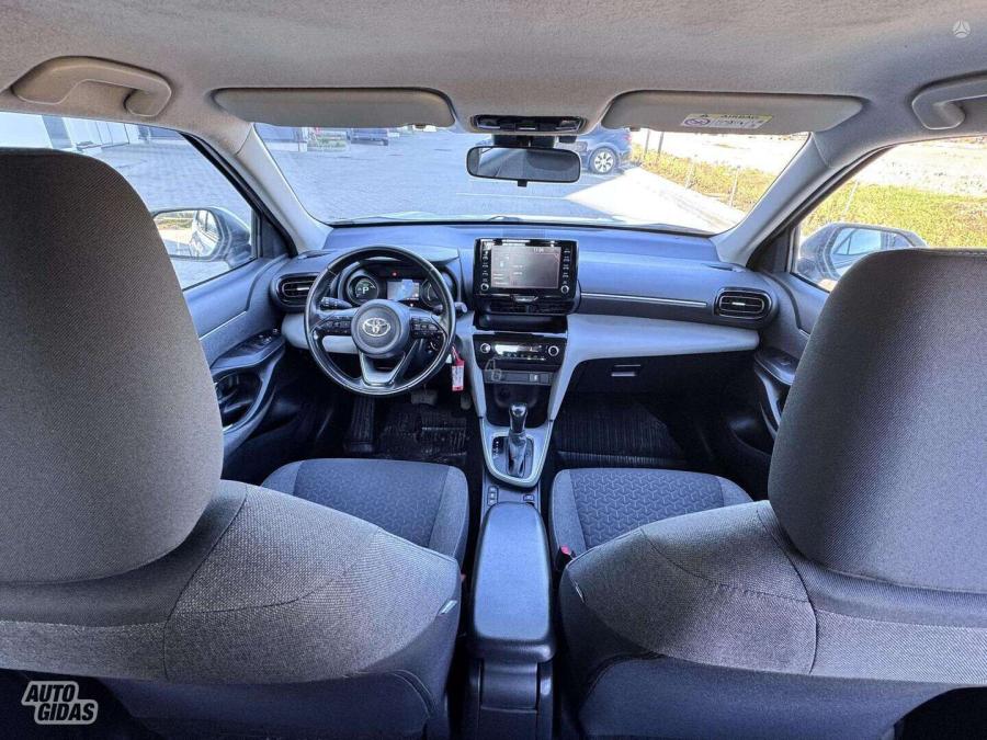 White Toyota Yaris Cross 2021 in Vilnius, with an engine capacity of 1.50 L and mileage of 163 thousand km for 16150 €, photo 22 on AUTOMOTO.COM.LV