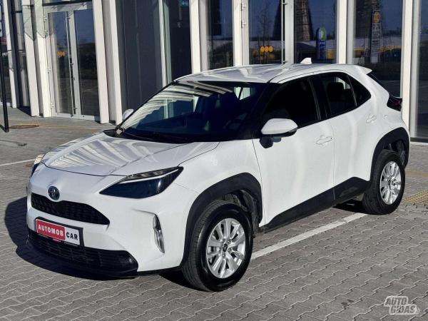 White Toyota Yaris Cross 2021 in Vilnius, with an engine capacity of 1.50 L and mileage of 163 thousand km for 16150 €, photo 1 on AUTOMOTO.COM.LV