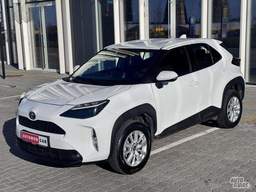 White Toyota Yaris Cross 2021 in Vilnius, with an engine capacity of 1.50 L and mileage of 163 thousand km for 16150 €, photo 1 on AUTOMOTO.COM.LV