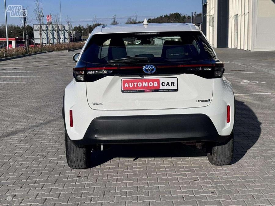 White Toyota Yaris Cross 2021 in Vilnius, with an engine capacity of 1.50 L and mileage of 163 thousand km for 16150 €, photo 8 on AUTOMOTO.COM.LV