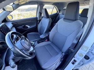 White Toyota Yaris Cross 2021 in Vilnius, with an engine capacity of 1.50 L and mileage of 163 thousand km for 16150 €, photo 15 on AUTOMOTO.COM.LV