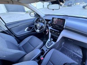 White Toyota Yaris Cross 2021 in Vilnius, with an engine capacity of 1.50 L and mileage of 163 thousand km for 16150 €, photo 19 on AUTOMOTO.COM.LV