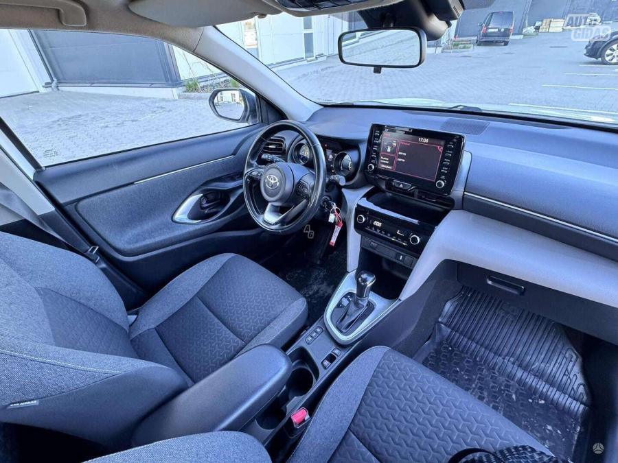 White Toyota Yaris Cross 2021 in Vilnius, with an engine capacity of 1.50 L and mileage of 163 thousand km for 16150 €, photo 19 on AUTOMOTO.COM.LV