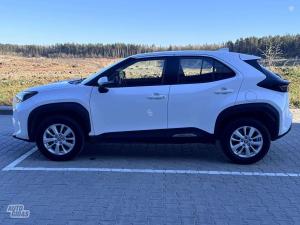 White Toyota Yaris Cross 2021 in Vilnius, with an engine capacity of 1.50 L and mileage of 163 thousand km for 16150 €, photo 29 on AUTOMOTO.COM.LV
