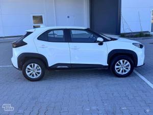 White Toyota Yaris Cross 2021 in Vilnius, with an engine capacity of 1.50 L and mileage of 163 thousand km for 16150 €, photo 30 on AUTOMOTO.COM.LV