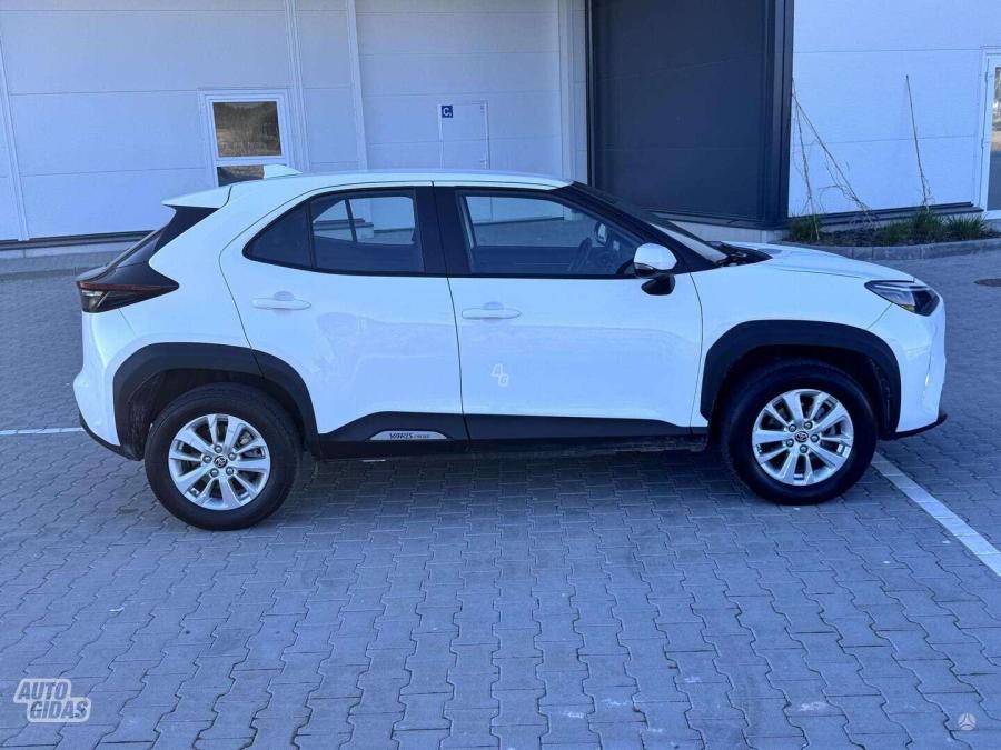 White Toyota Yaris Cross 2021 in Vilnius, with an engine capacity of 1.50 L and mileage of 163 thousand km for 16150 €, photo 30 on AUTOMOTO.COM.LV