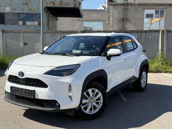 Balts Toyota Yaris Cross 2021 Viļņa, ar dzinēja tilpumu 1.50 L un nobraukumu 161 tūkst. km par 15700 €, foto 1 vietnē AUTOMOTO.COM.LV