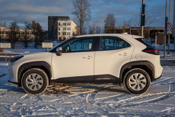 White Toyota Yaris Cross 2022 in Vilnius, with an engine capacity of 1.49 L and mileage of 48 thousand km for 16950 €, photo 2 on AUTOMOTO.COM.LV