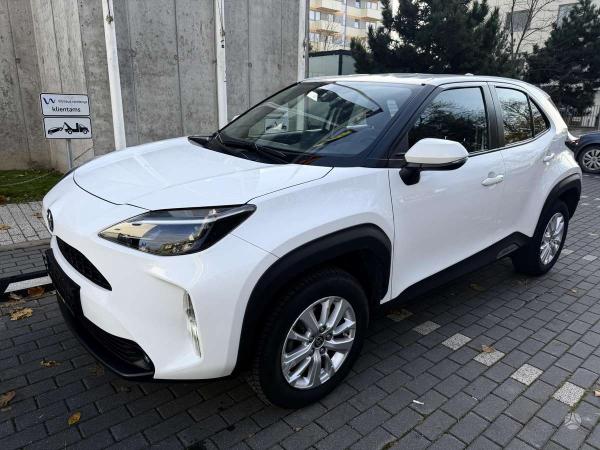 White Toyota Yaris Cross 2022 in Vilnius, with an engine capacity of 0.00 L and mileage of 179 thousand km for 14990 €, photo 1 on AUTOMOTO.COM.LV