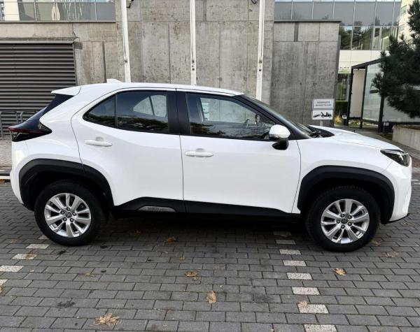 White Toyota Yaris Cross 2022 in Vilnius, with an engine capacity of 0.00 L and mileage of 179 thousand km for 14990 €, photo 6 on AUTOMOTO.COM.LV