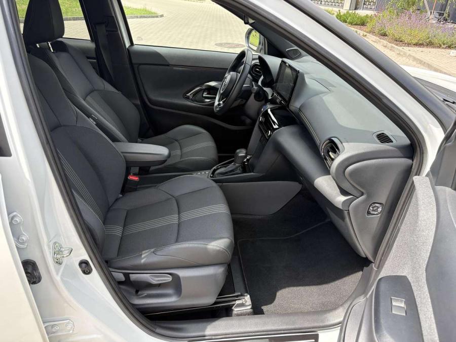 Balts Toyota Yaris Cross 2022 Kauņa, ar dzinēja tilpumu 1.50 L un nobraukumu 10 tūkst. km par 21500 €, foto 24 vietnē AUTOMOTO.COM.LV