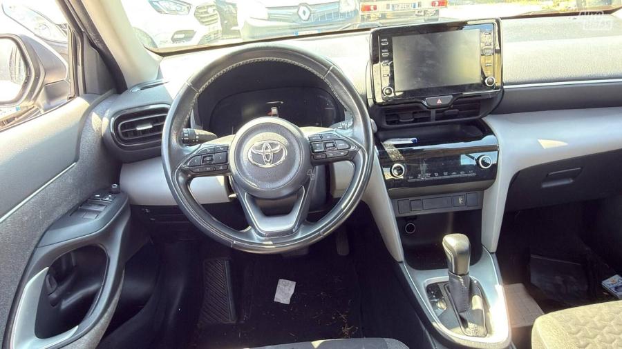 Balts Toyota Yaris Cross 2022 Kauņa, ar dzinēja tilpumu 1.50 L un nobraukumu 155 tūkst. km par 15900 €, foto 4 vietnē AUTOMOTO.COM.LV