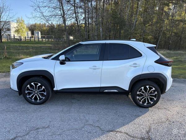 Balts Toyota Yaris Cross 2022 Kauņa, ar dzinēja tilpumu 1.50 L un nobraukumu 26 tūkst. km par 19900 €, foto 3 vietnē AUTOMOTO.COM.LV