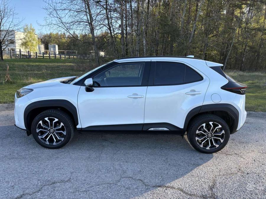 Balts Toyota Yaris Cross 2022 Kauņa, ar dzinēja tilpumu 1.50 L un nobraukumu 26 tūkst. km par 19900 €, foto 4 vietnē AUTOMOTO.COM.LV