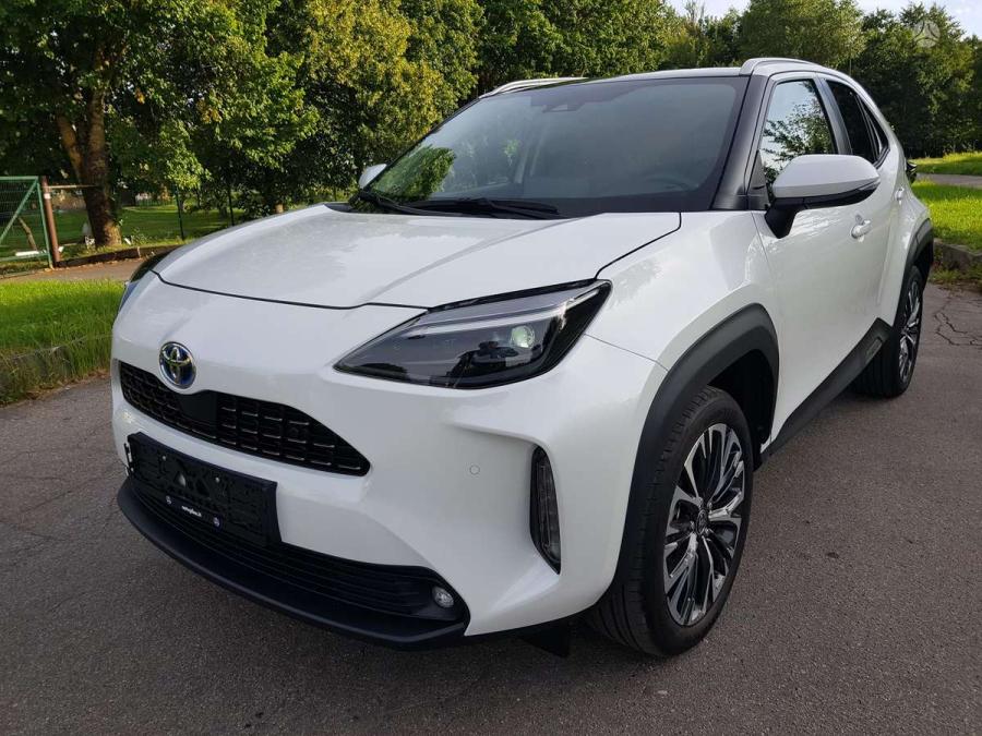 White Toyota Yaris Cross 2022 in Siauliai, with an engine capacity of 1.50 L and mileage of 10 thousand km for 20900 €, photo 1 on AUTOMOTO.COM.LV