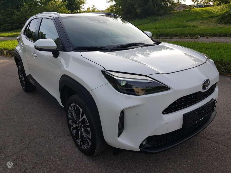 White Toyota Yaris Cross 2022 in Siauliai, with an engine capacity of 1.50 L and mileage of 10 thousand km for 20900 €, photo 3 on AUTOMOTO.COM.LV