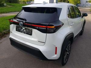 White Toyota Yaris Cross 2022 in Siauliai, with an engine capacity of 1.50 L and mileage of 10 thousand km for 20900 €, photo 4 on AUTOMOTO.COM.LV